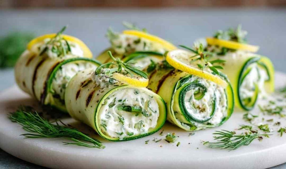 Zucchini-Frischkäse-Wraps mit Kräutern und Zitrone